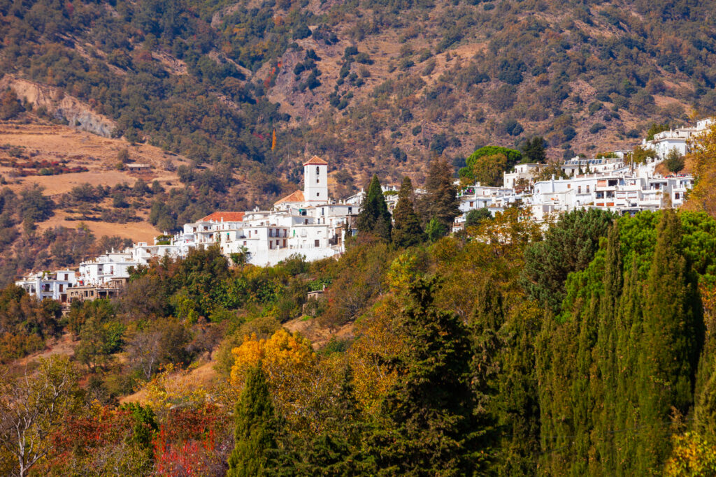 El pueblo de la Alpujarra que tiene las mejores vistas de Sierra Nevada ...