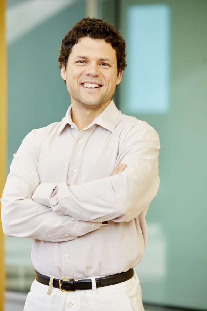 Quién es Nacho Dean, la primera persona en dar la vuelta al mundo a pie