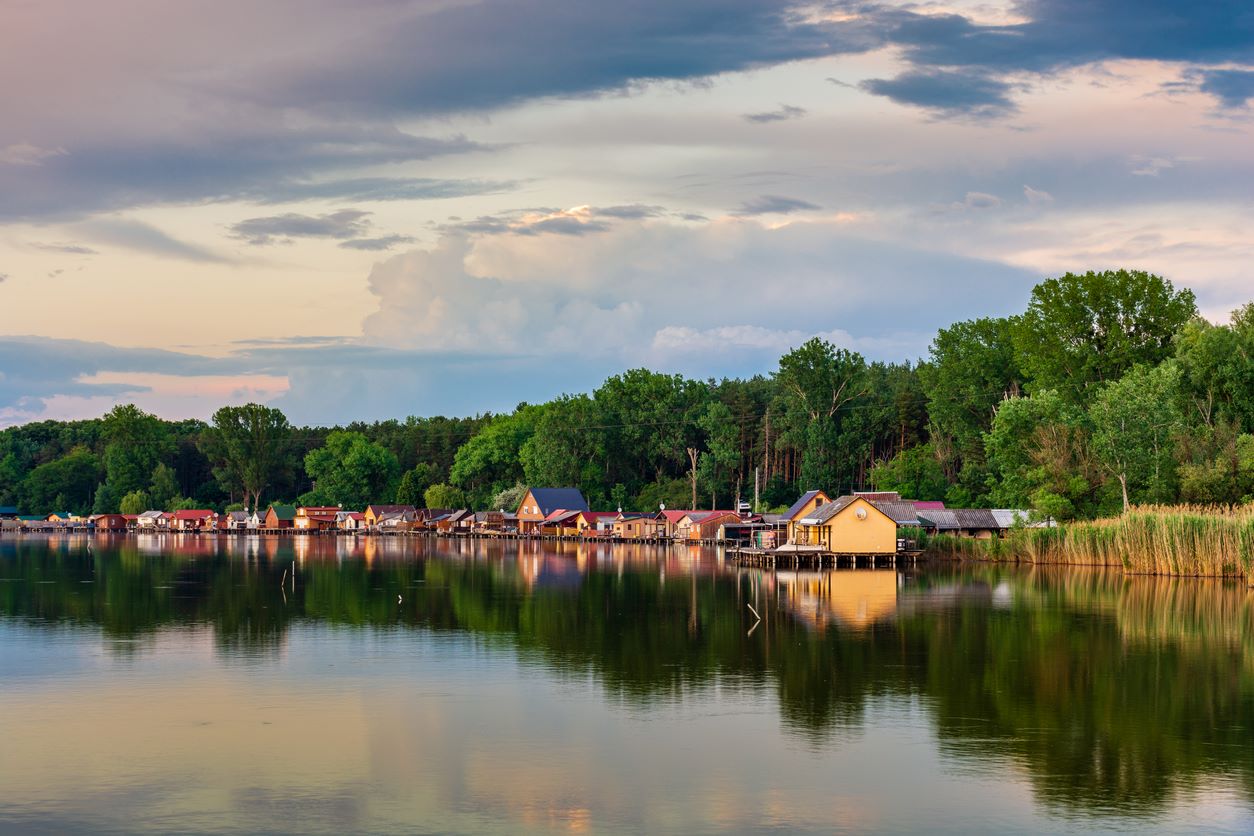 Bokod, el pueblo húngaro que flota sobre un lago espectacular