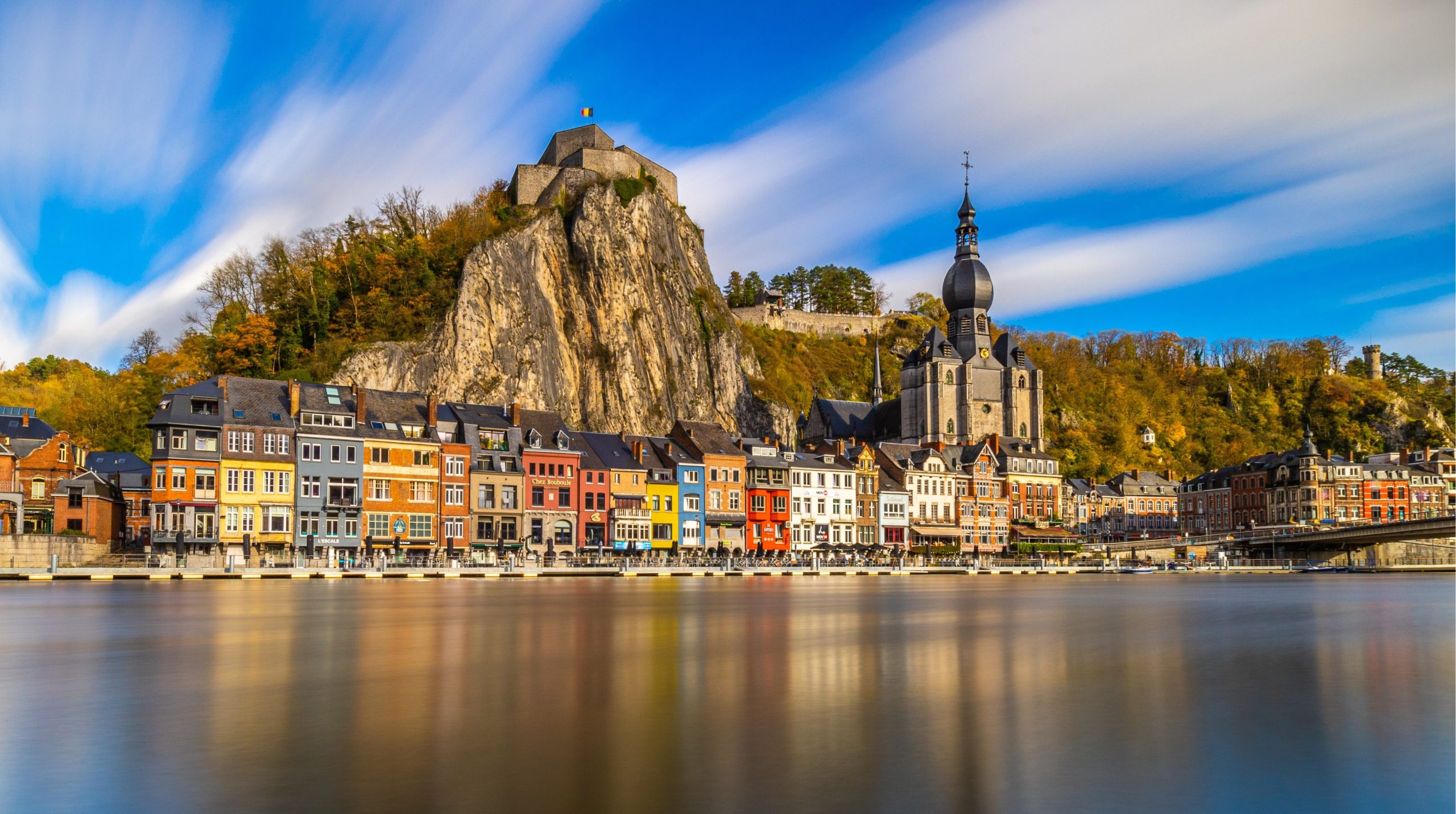 Qué ver en Dinant: descubre la ciudad del río Mosa y las casas de colores